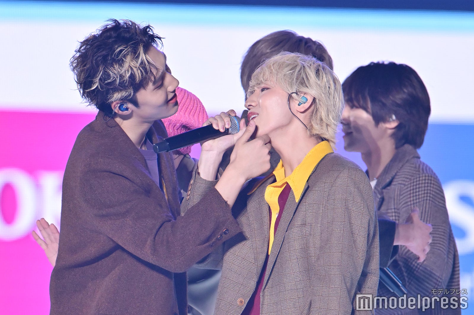 WILD BLUE、甘い歌声で観客魅了 気遣い光る一幕も【TGC2025A/W】 - モデルプレス