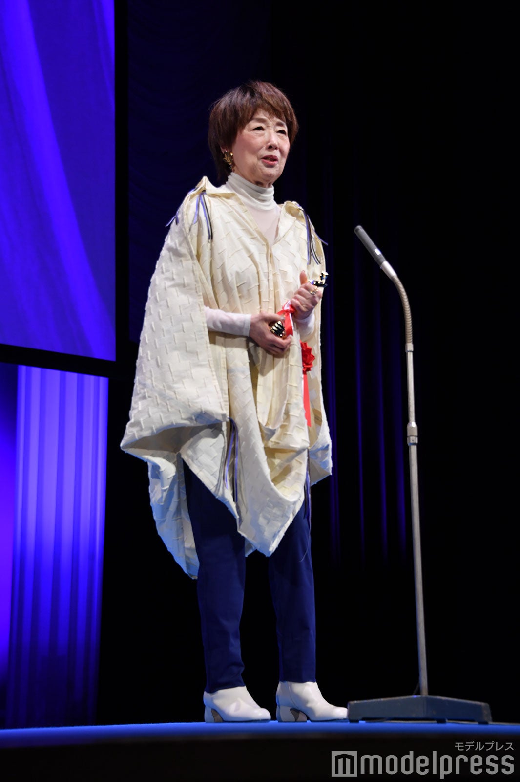 画像27 50 板谷由夏、美背中大胆披露 主演女優賞でサプライズに涙目＜第32回日本映画批評家大賞＞ モデルプレス