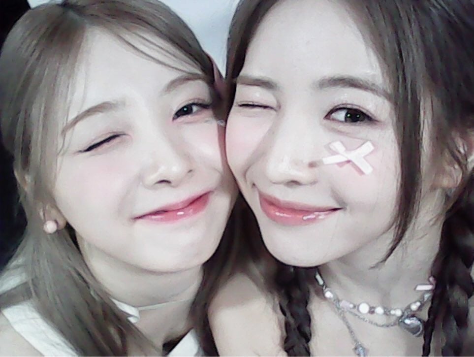 (画像5/16) NiziUミイヒ＆マヤ、“お揃いポーズ”の頬寄せドアップ2ショットに「双子みたい」「天使」と反響 - モデルプレス