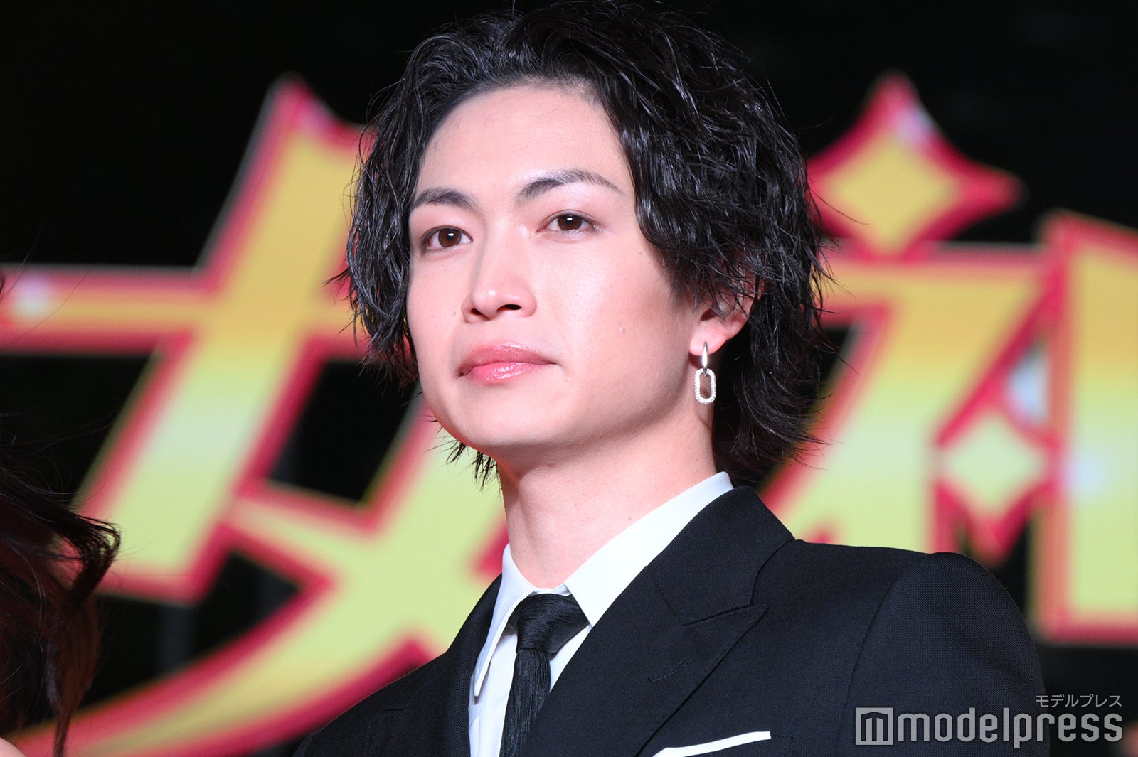 (画像25/42) Koki,・鈴木えみ、胸元開きドレス姿 菅井友香はワンショルダーで美デコルテ披露【女神降臨】 - モデルプレス