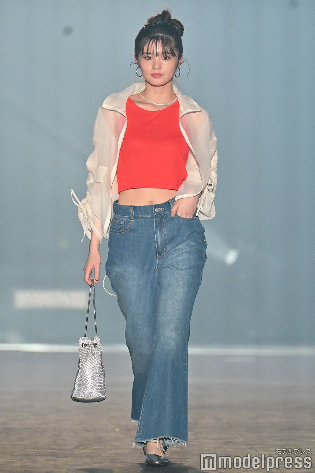 (画像3/7) Girls2原田都愛、ほっそりウエスト際立つローウエストデニム姿 お団子ヘア姿がキュート【TGC 和歌山 2024】 - モデルプレス