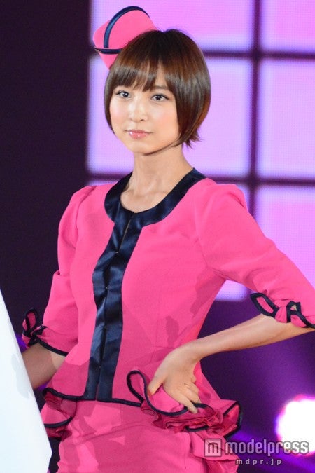 画像2/3) 篠田麻里子、キュートなCA制服で堂々たるウォーキング 画像2/3) 篠田麻里子、キュートなCA制服で堂々たるウォーキング