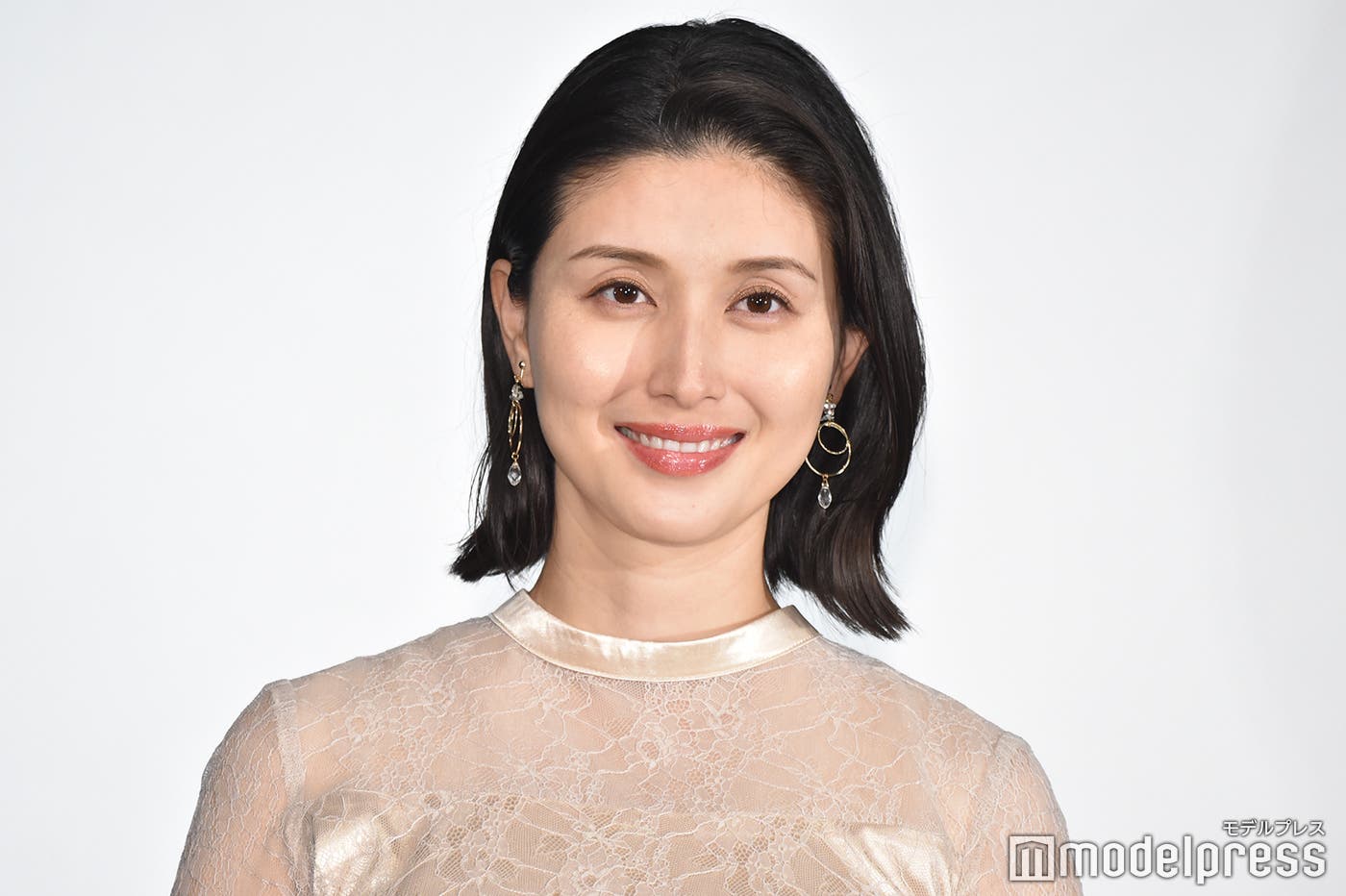 橋本マナミ、結婚式を報告 夫への密着バックハグショットも公開「結婚4年目にしてあげることができました」 モデルプレス