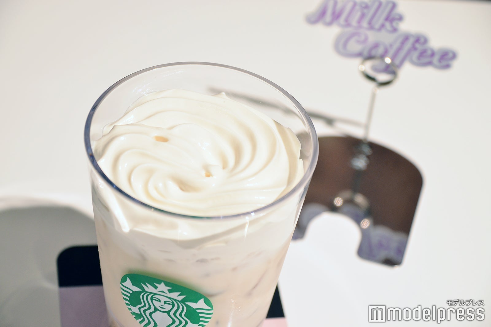 画像714 【スタバ新作メニュー】「スターバックス コーラ フラペチーノ」「クリーミー ＆ スイート ミルクコーヒー」 レトロアメリカン”を味わう2種登場 モデルプレス